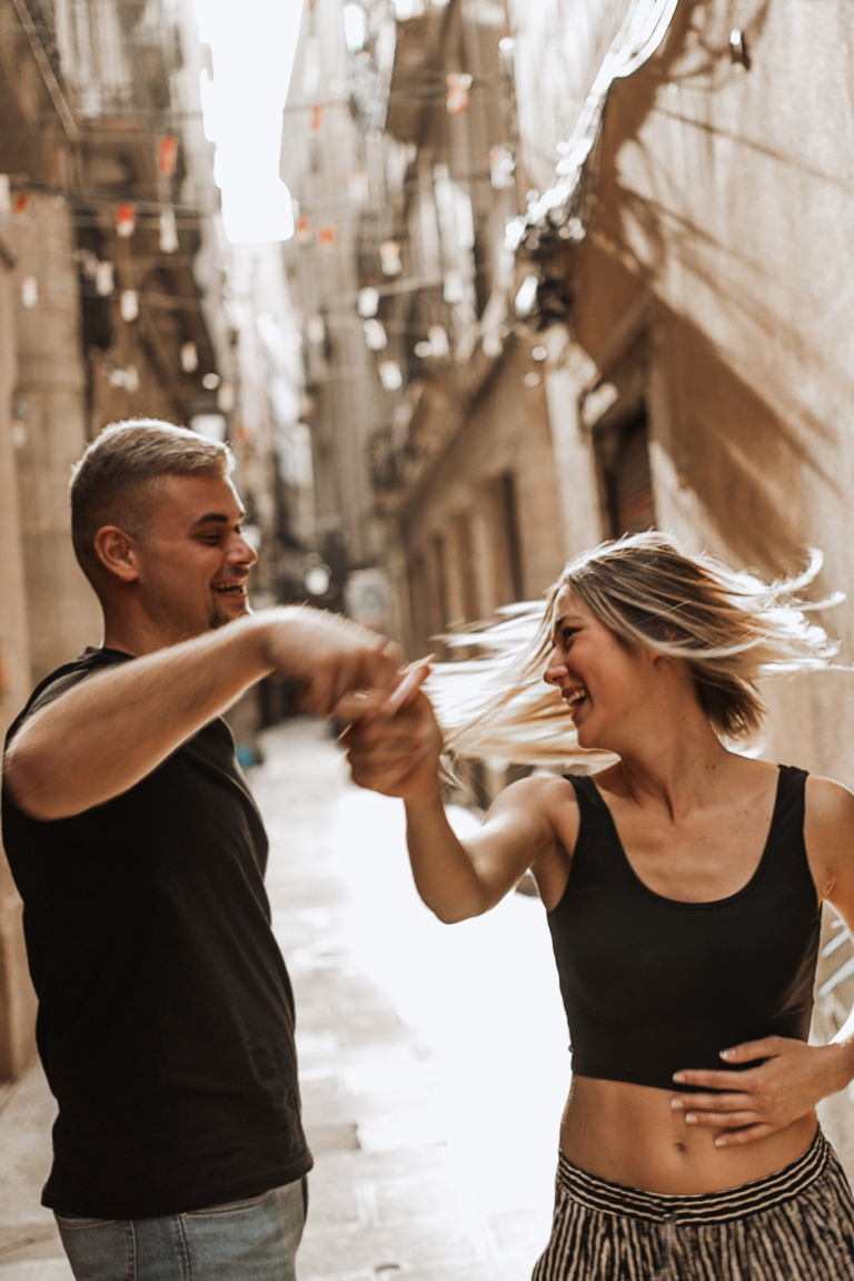 Cómo posar en pareja sin sentirte raro: 50 ideas reales